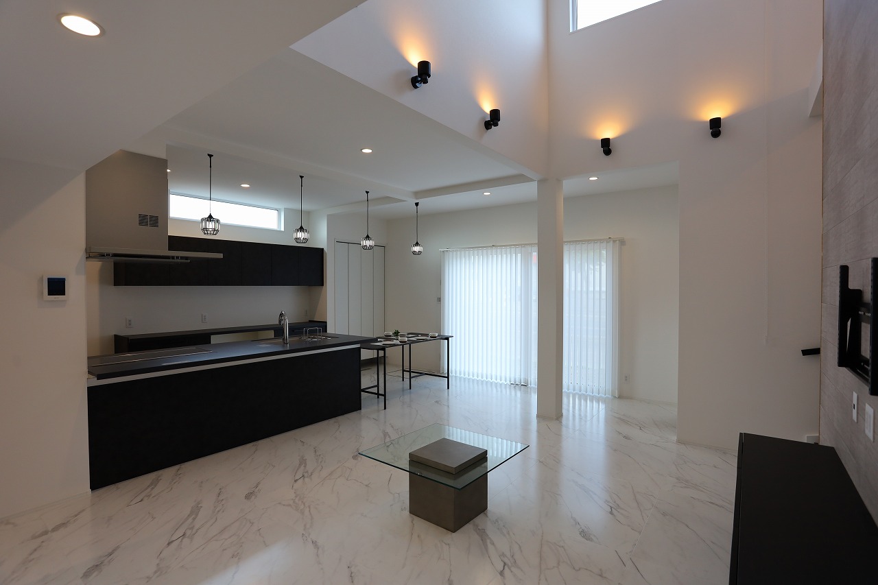 モノトーンが映える吹抜けとガレージのあるお家。 | | 施工事例 | 株式会社SUMIKA